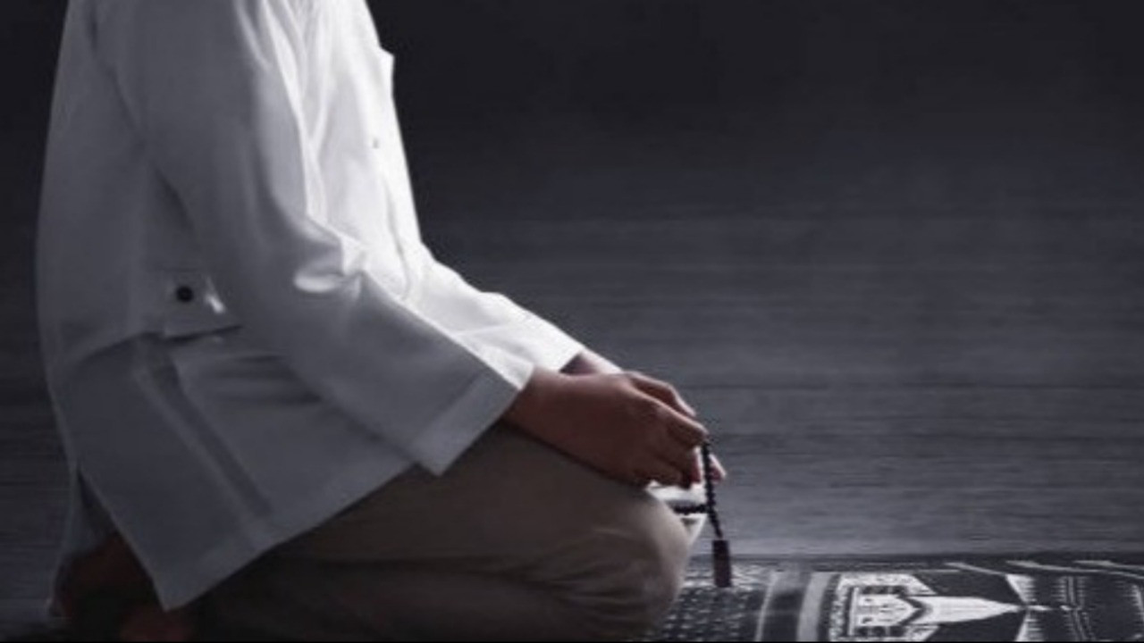 Apakah Shalat Tahajud Sah dalam Kondisi Belum Mandi Setelah Bangun ...