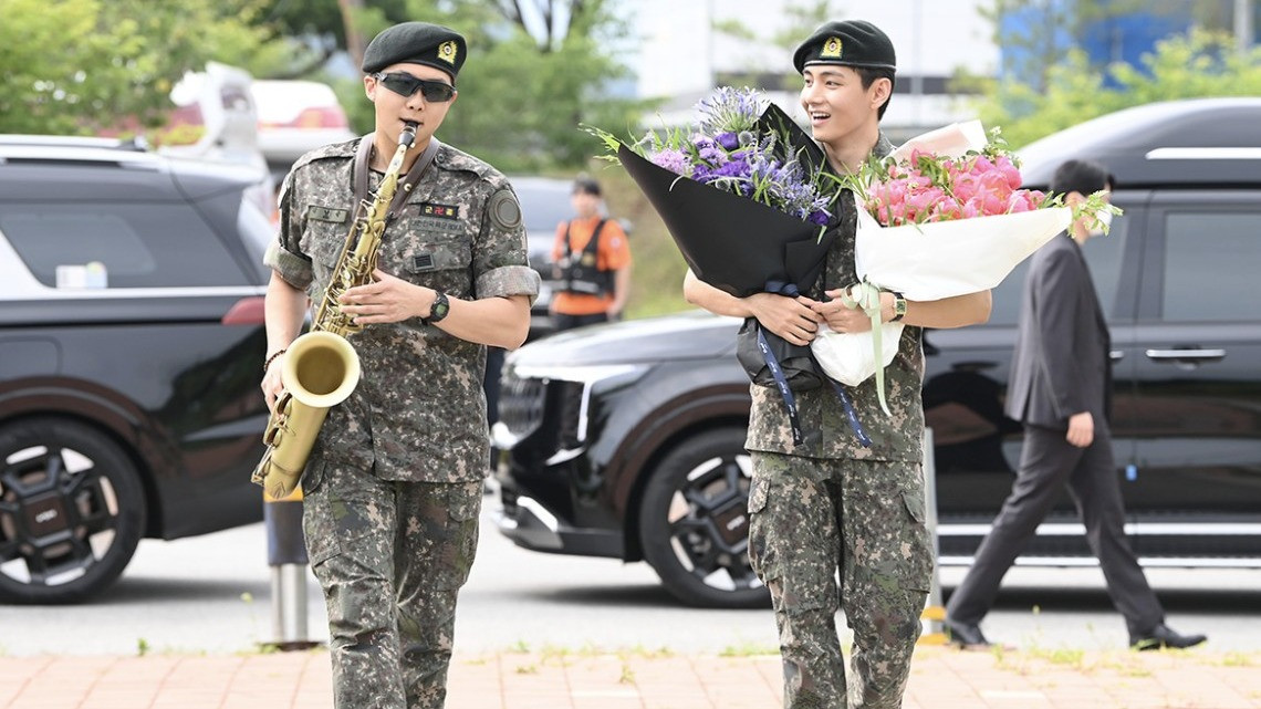 Kabar Bahagia untuk ARMY, RM dan V BTS Resmi Selesai dari Wajib Militer