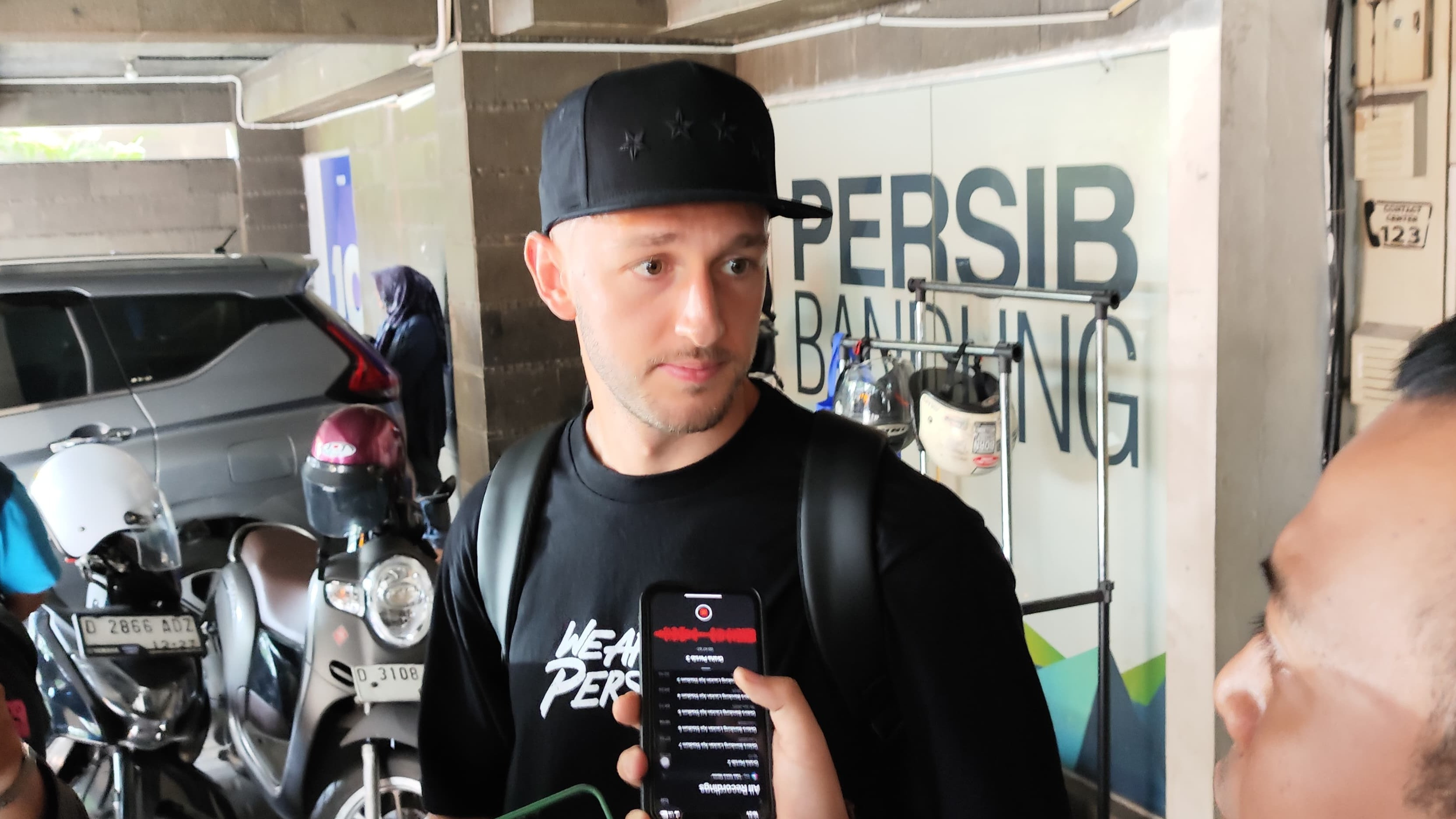 Adam Przybek Tiba-Tiba Resmi Dilarang Main Lawan Semen Padang, Kiper ...