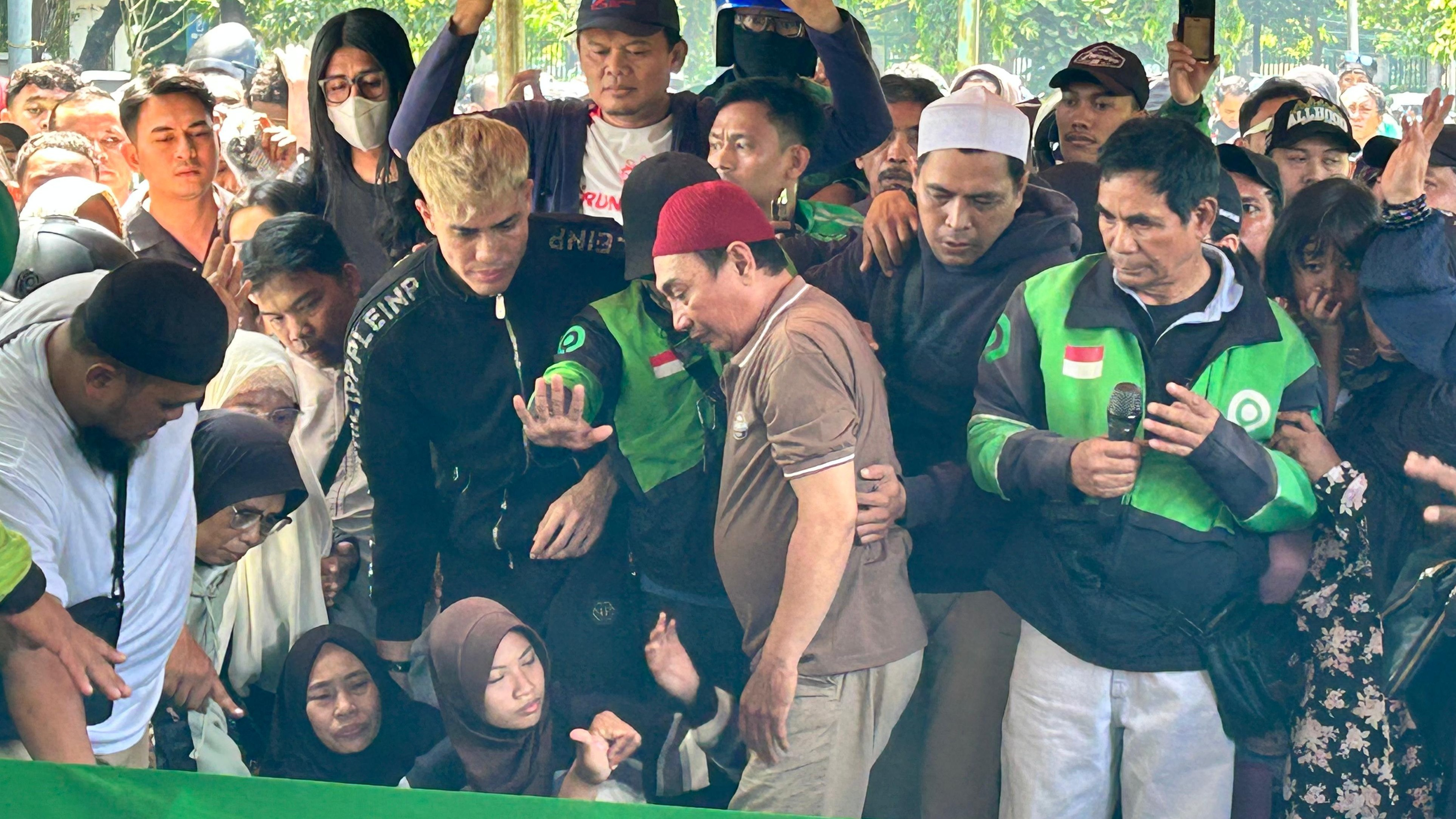 Tangis Keluarga Pecah Detik-detik Jenazah Affan Kurniawan Dikubur ...